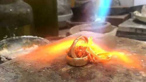 大娘拿三十克的黄金,让老板加工一只对口簪花,椭圆黄金款式金手镯!