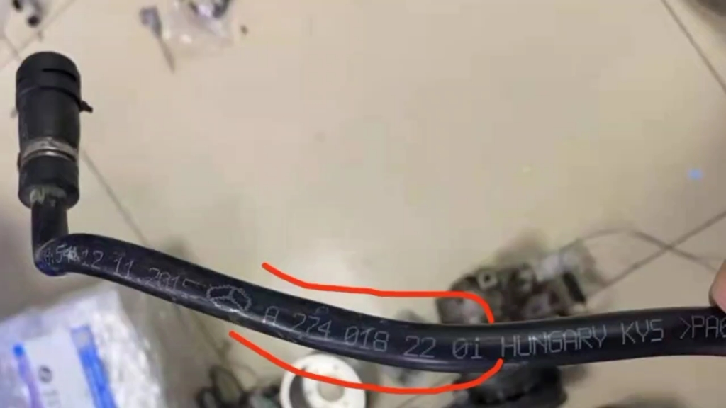 奔驰E300曲轴通风阀