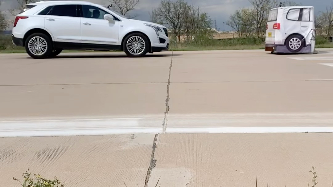 全球第一次,国产凯迪拉克XT5的主动刹车测试,对车和对人识别有区别,...