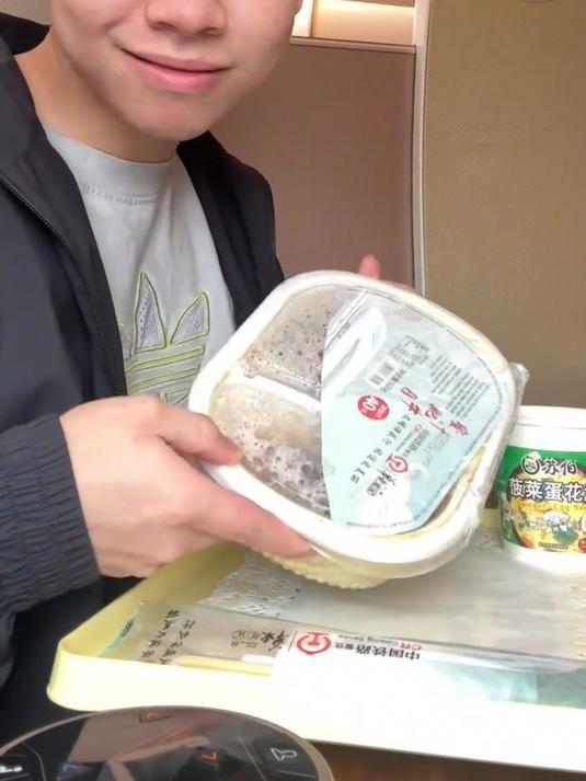 当男子意外升舱,体验商务男士的一天,网友:好鲜活的人类