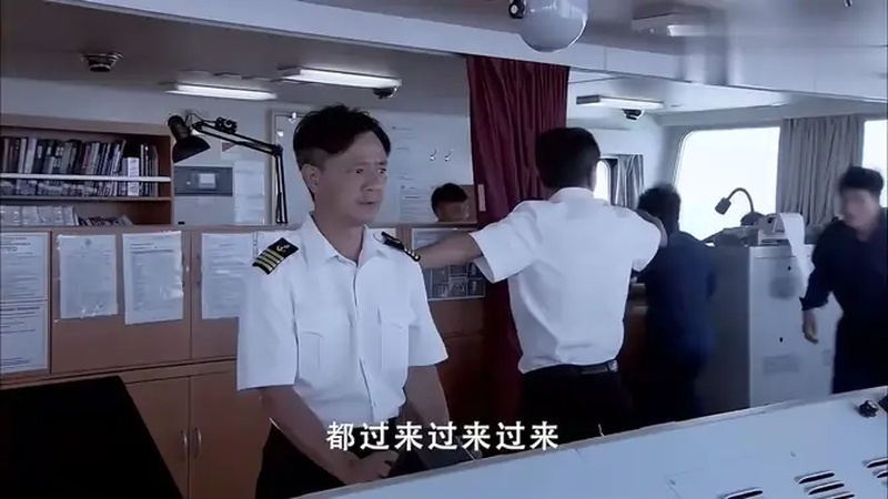 舰在亚丁湾:中国商船遭遇海盗,海盗都带枪,这下有麻烦了!