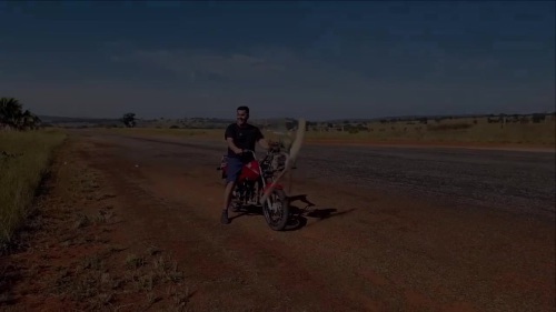 摩托车加装螺旋桨,实力出乎意料,风力竟能冲天而起