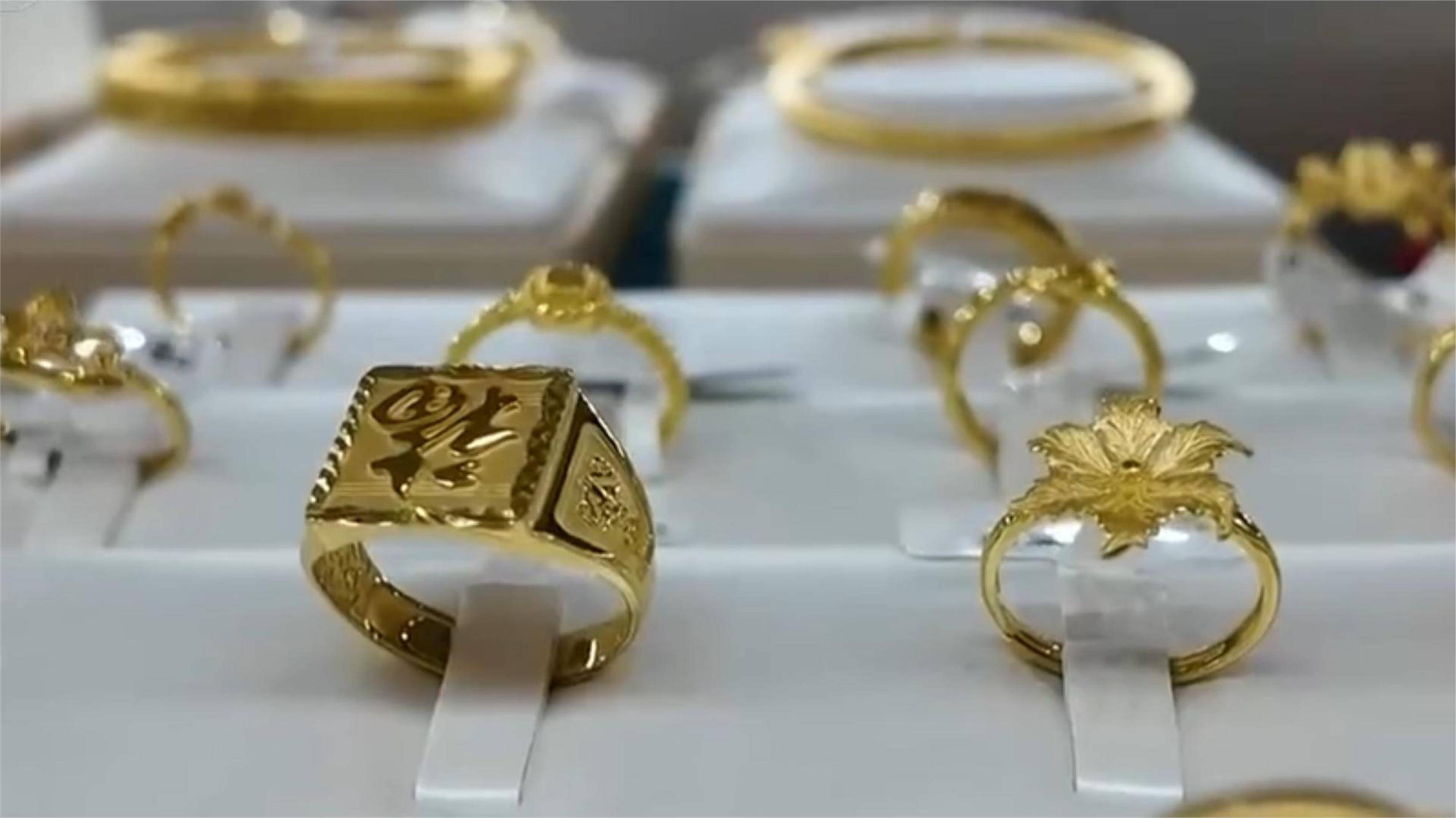 金价沸了!1000克的金条卖断货,有人不问价直接买