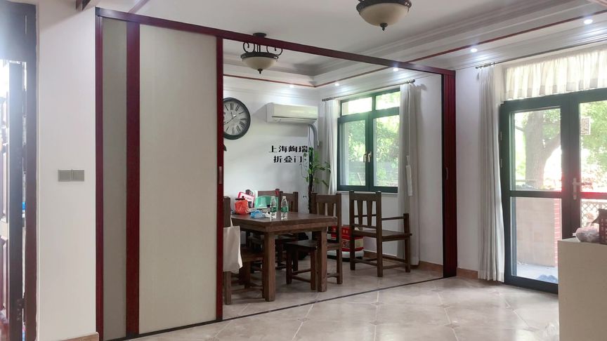 现在流行这样的设计,既有门的功效又节省空间