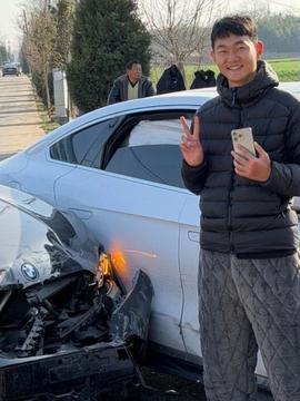 刚还清车贷 宝马就撞毁了,小伙儿驾车出事故后微笑合影