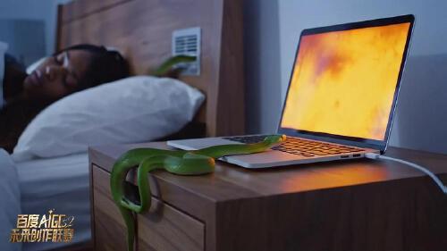 清晨惊醒!床头笔记本竟在自动播放