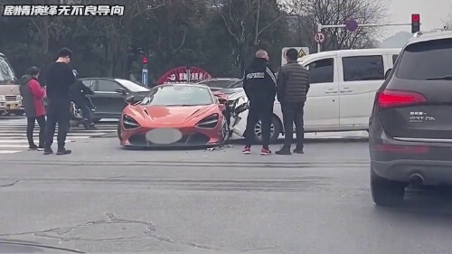 五菱撞上迈凯伦,迈凯伦还要维修对方车辆