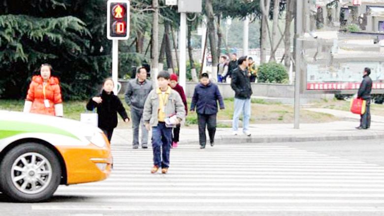 行人闯红灯走斑马线,司机还需让行吗?遇到交警说的清吗?
