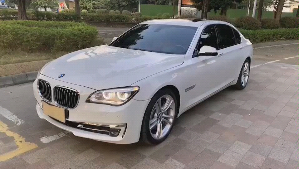 ...无匙进车,无匙启动,自动启停,碳纤维方向盘,定速巡航,新款方形LED...