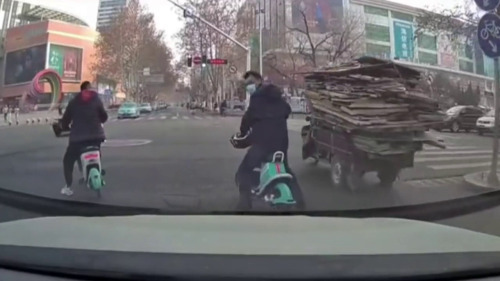 小车司机大吼大叫,遇到电动车大哥暴脾气,没有视频你敢信