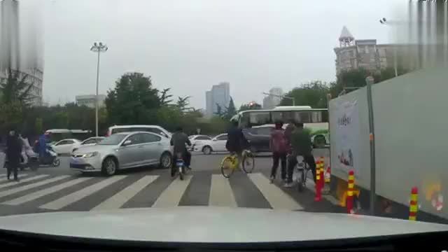 美女骑车经过路口,惨遭转弯汽车撞击,究竟是谁的错