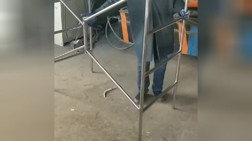 大哥发明的折叠式移动脚手架