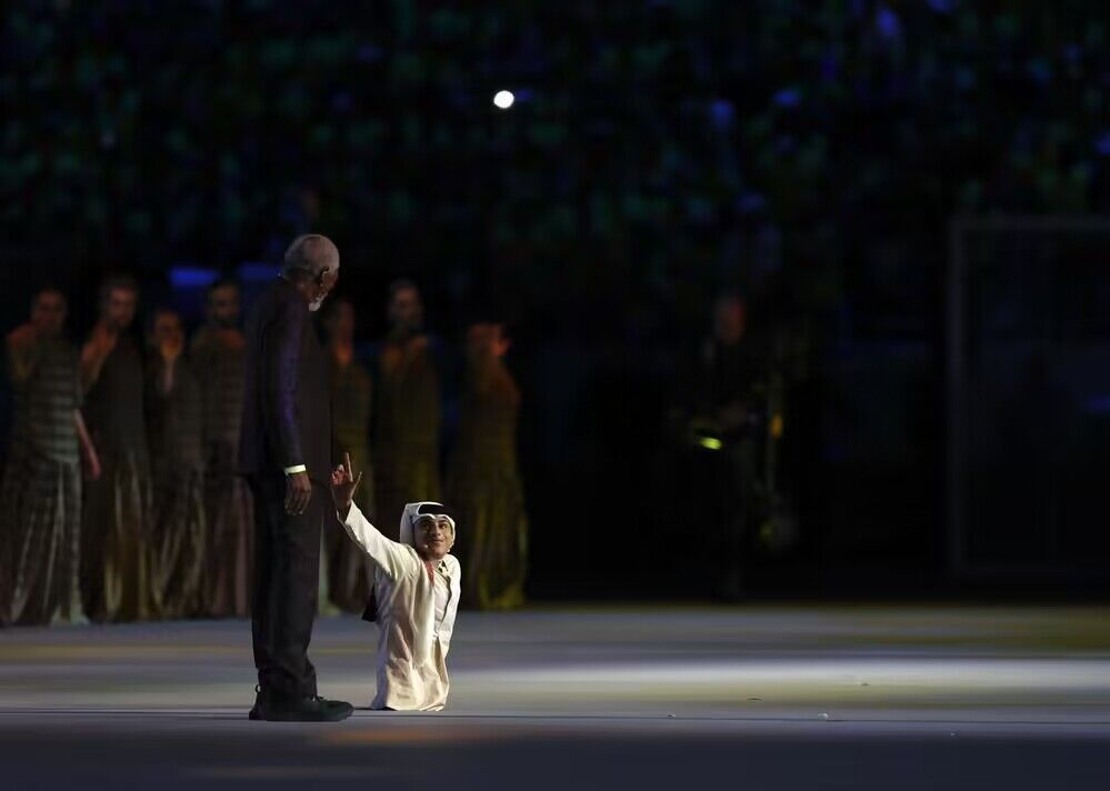 世界杯开幕式 国宝级演员坐在地上 和只有上半身的嘉宾对话