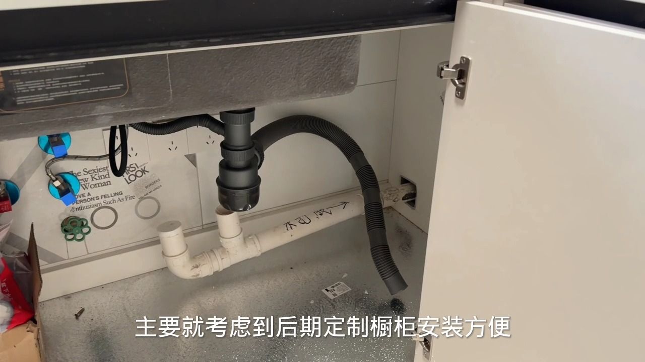 为方便定制橱柜安装,厨房下水管分两次施工,装修要多考虑小细节