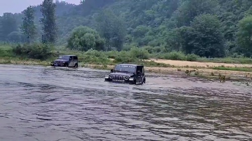油门到底,车陷水里!沙石河道应该怎么控制速度和油门?