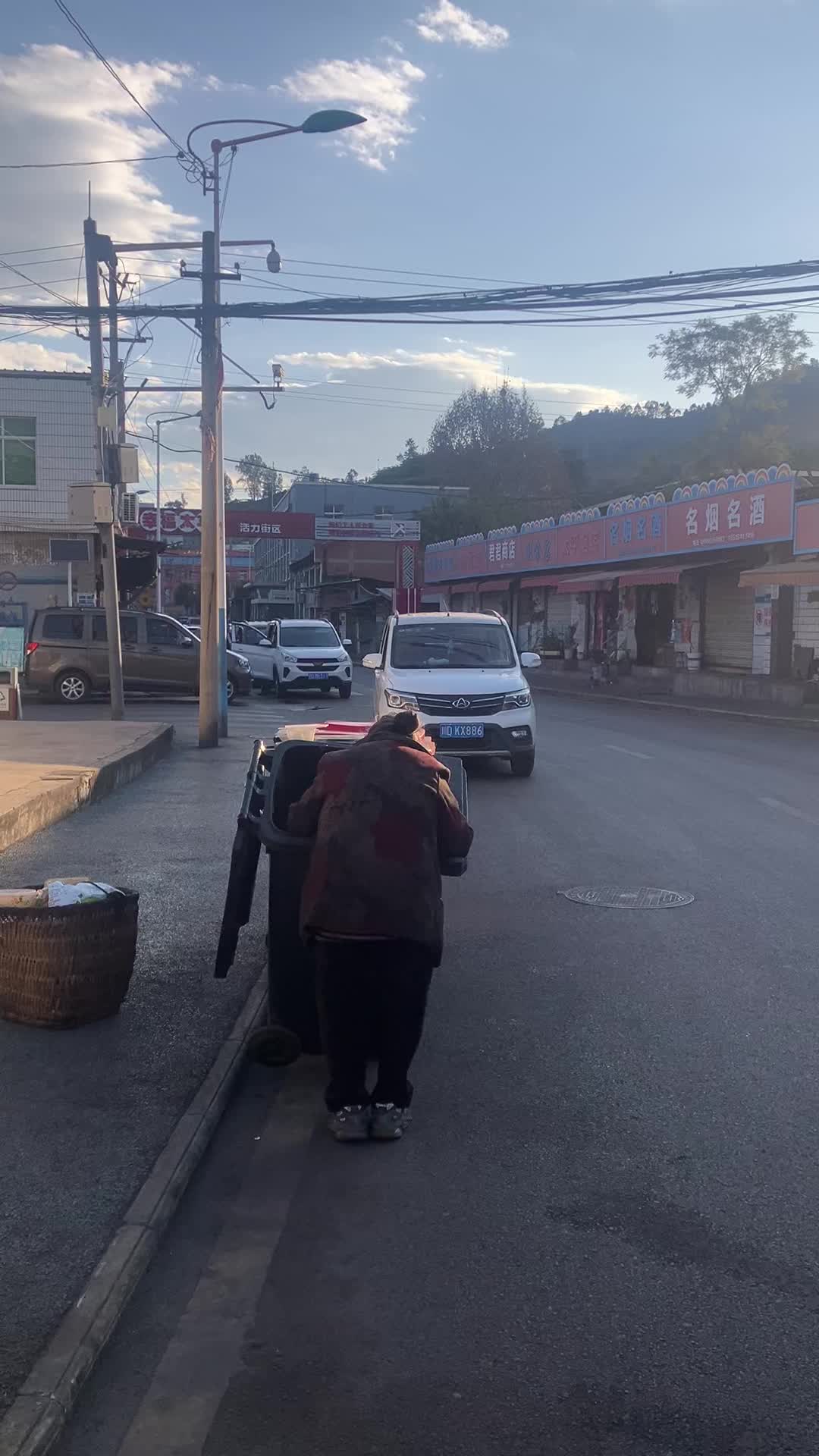 ...就易拉罐值点钱,一斤卖2元钱,要捡二三十个才有一斤。阿姨老伴去世...