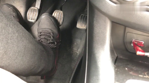 手动挡下坡,踩刹车同时要不要踩离合器?很多司机都错误