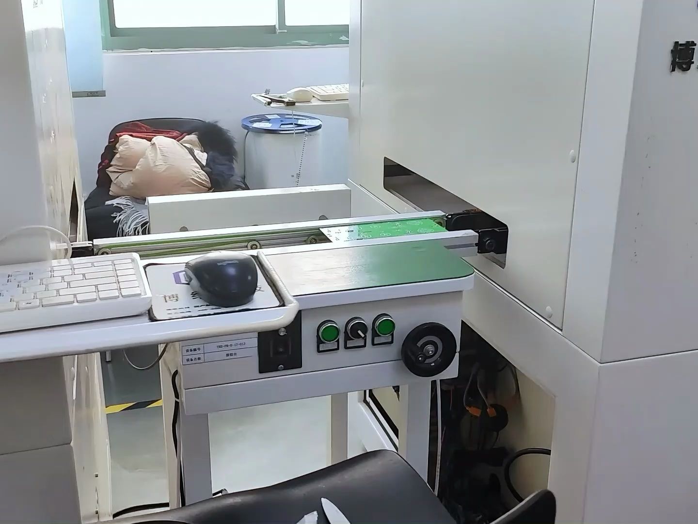 博维老客户现场新增一台多功能贴片机和离线AOI光学检测仪新机到厂...