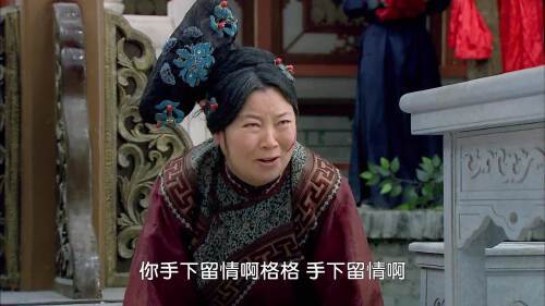 小燕子用鞭子痛打容嬷嬷,容嬷嬷得到教训大快人心