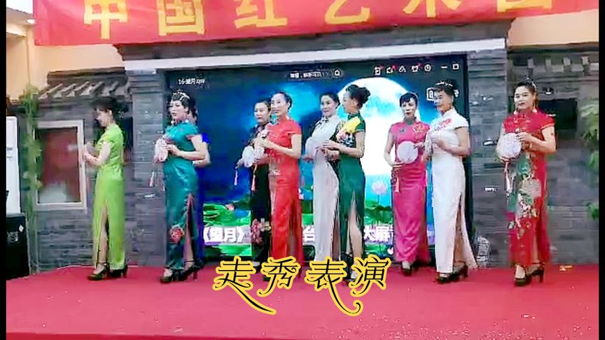 美女走秀表演,美丽漂亮身材好,舞台确实有点小!