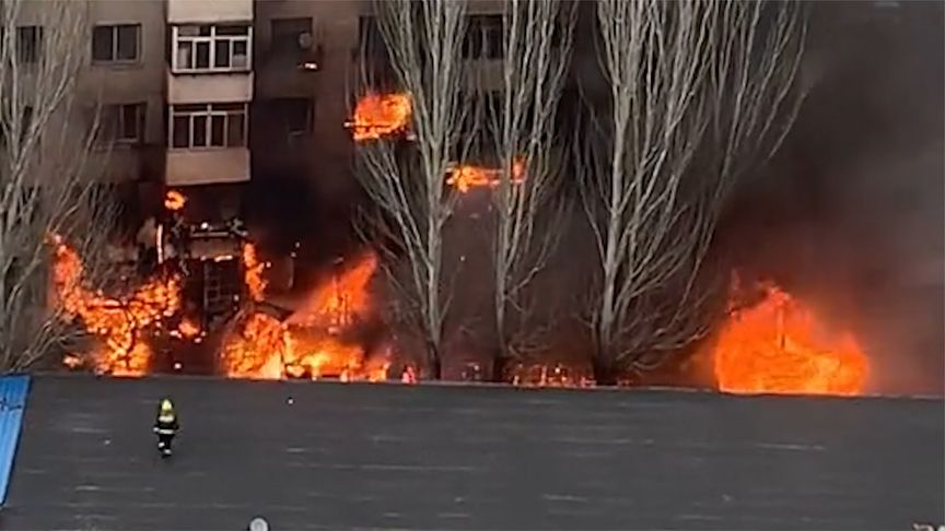 沈阳一老旧小区居民楼失火,1至4楼全被烧,消防员爬屋顶紧急救援