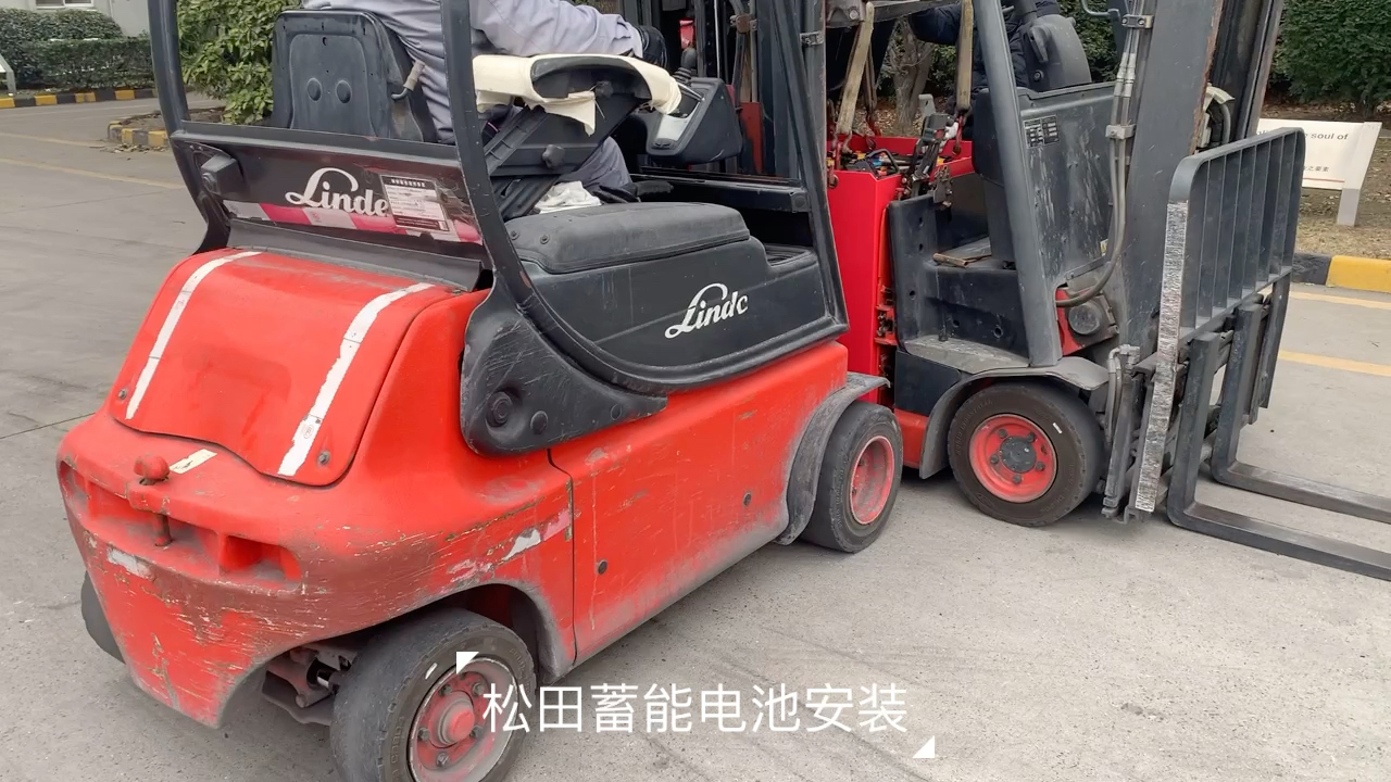 林德叉车蓄电池组电动型48v安装现场,林德E15E16E18E20E25E30E...