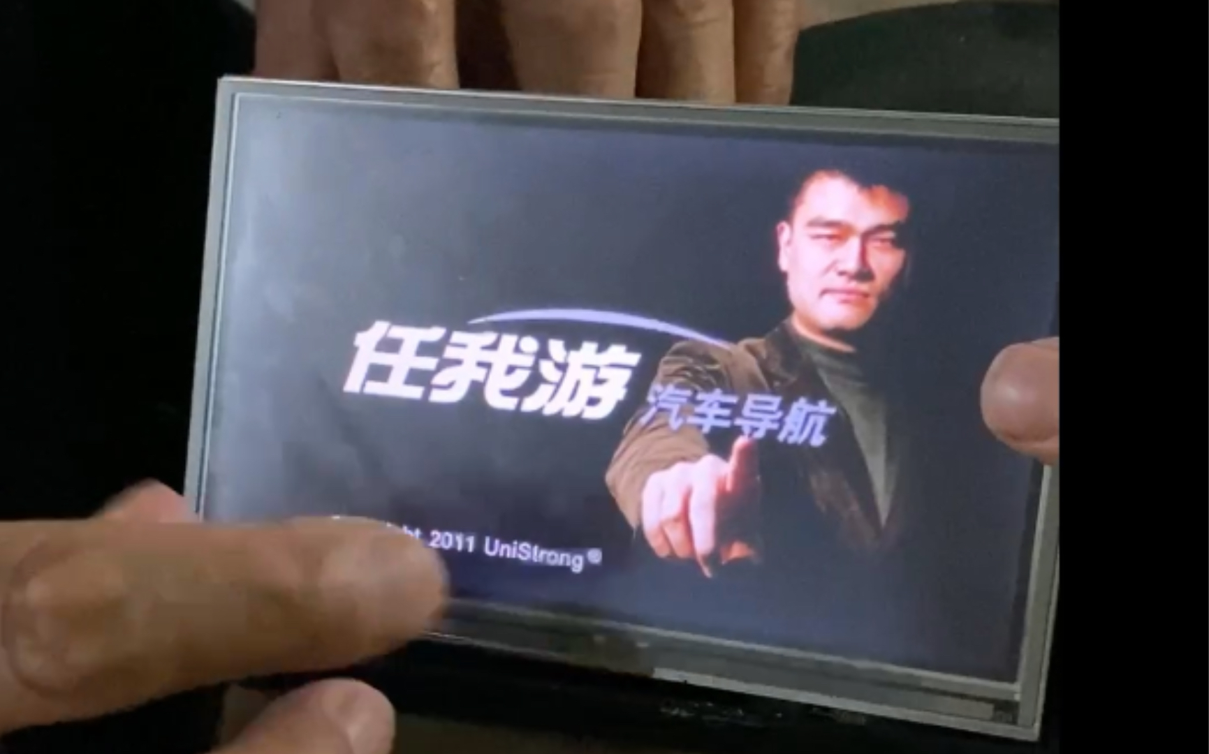 爷孙研究拆掉淘汰的行车记录,教如何给螺丝刀上磁和退磁