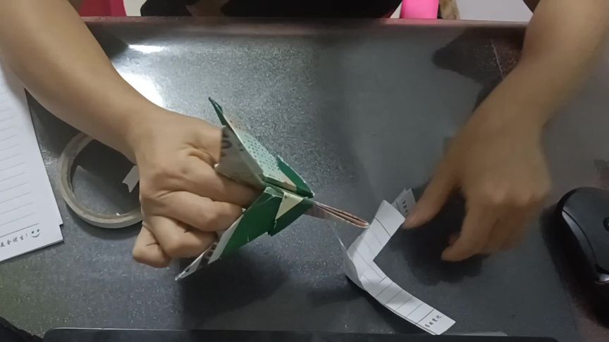 七夕节在家里家人一起回忆童年,折螺旋桨纸飞机,家人一起就是福