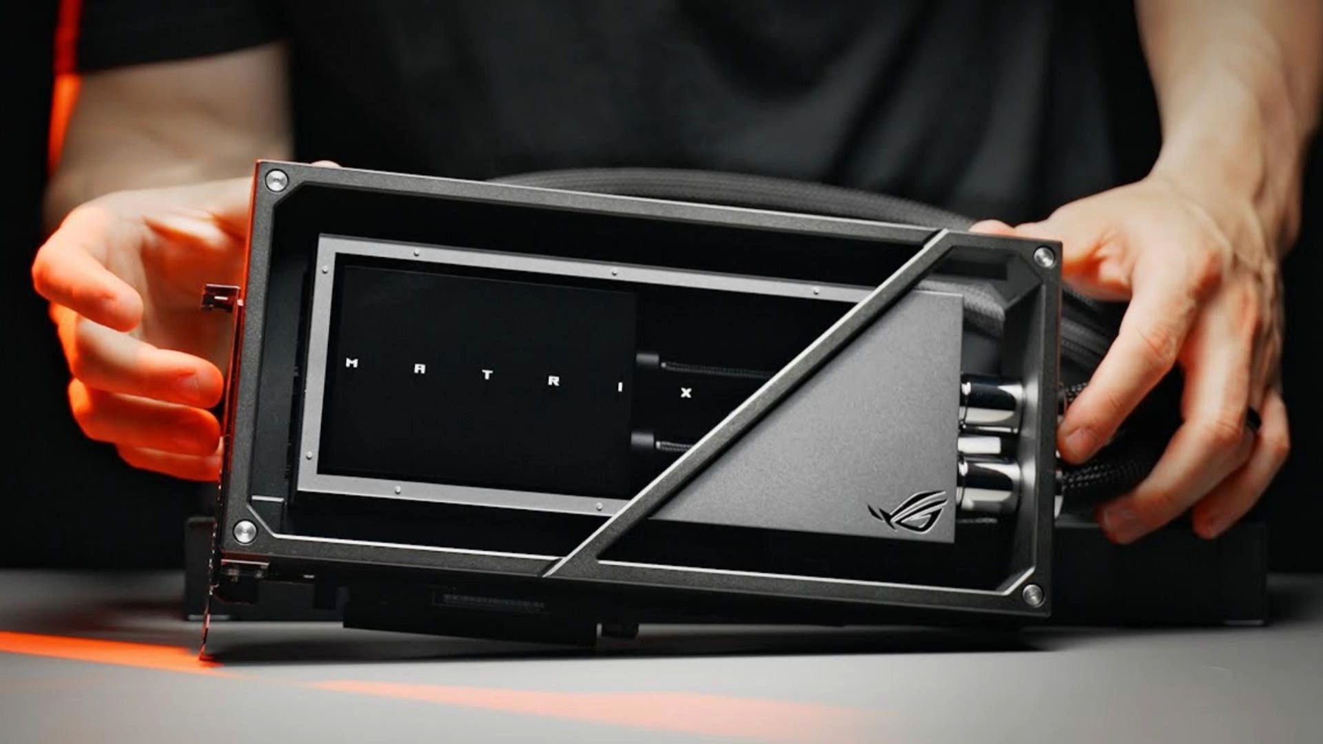 最厉害的 GPU – ASUS 4090 Matrix