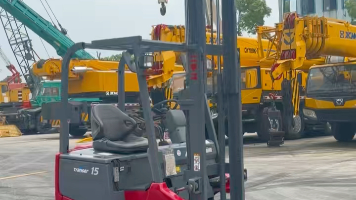 力致优1.5吨平衡重电动叉车