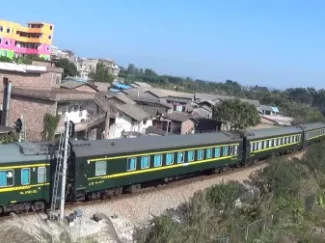 2017年大年初一拍车——DF4D0145牵引T82次列车离开玉林站,往北流...