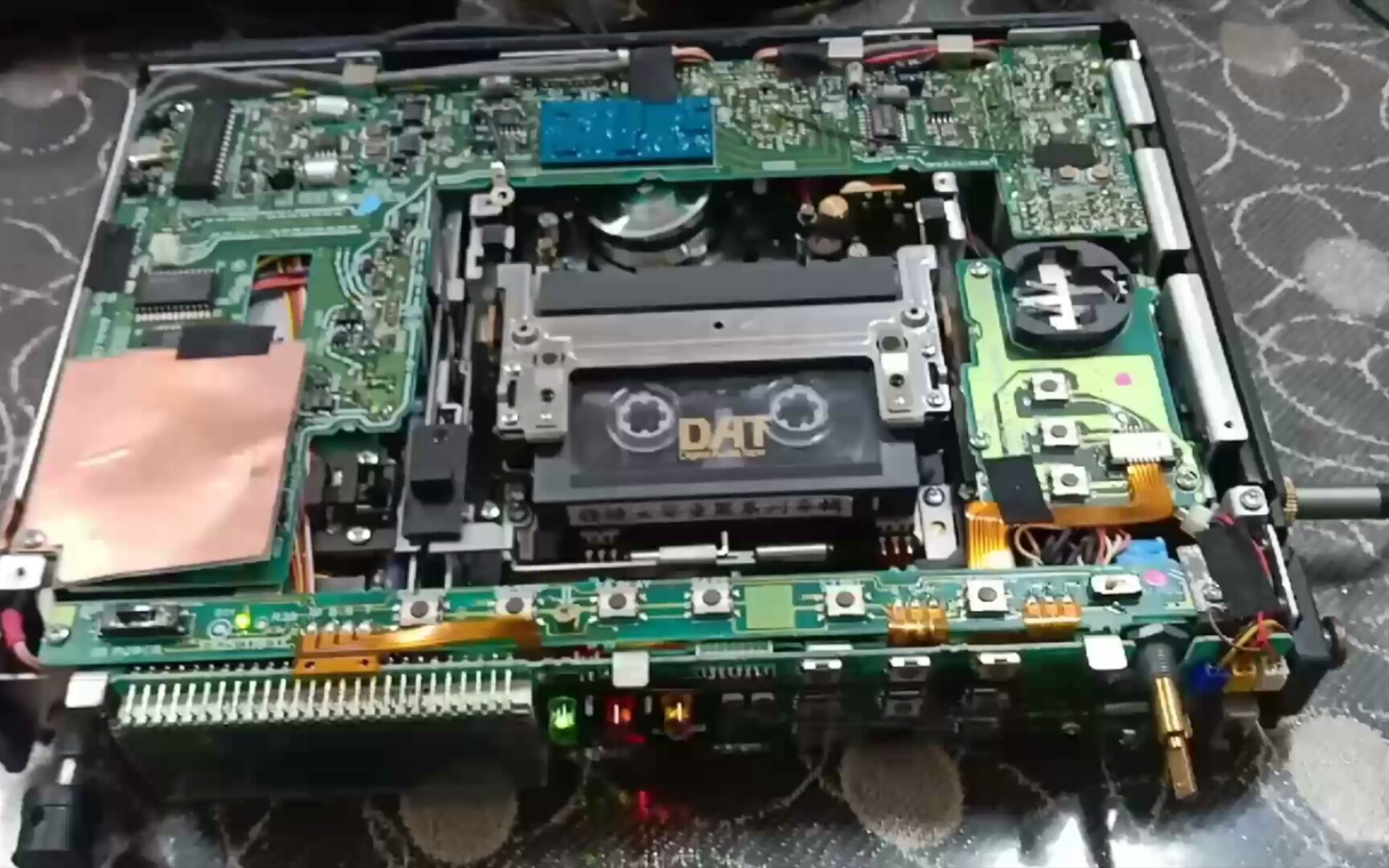 索尼带磁鼓的磁带DAT机!裸机看看内部结构!