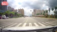 红绿灯一起亮，让人怎么开？