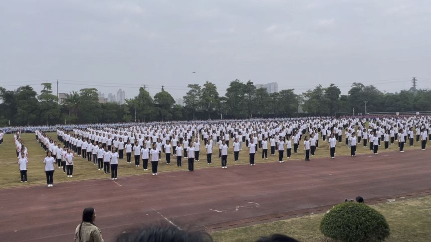 武鸣高中2022年校运会开幕式,新生们的表演节目,青春洋溢