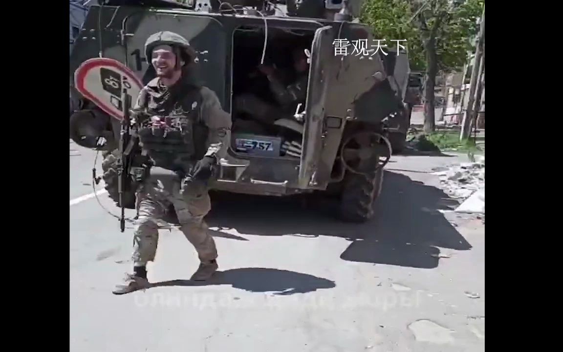 俄军士兵开回来一辆完好的乌军装甲车!