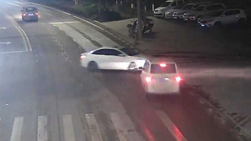 女子驾车转弯时遭直行车辆撞上事后称:他为什么不停下来让我