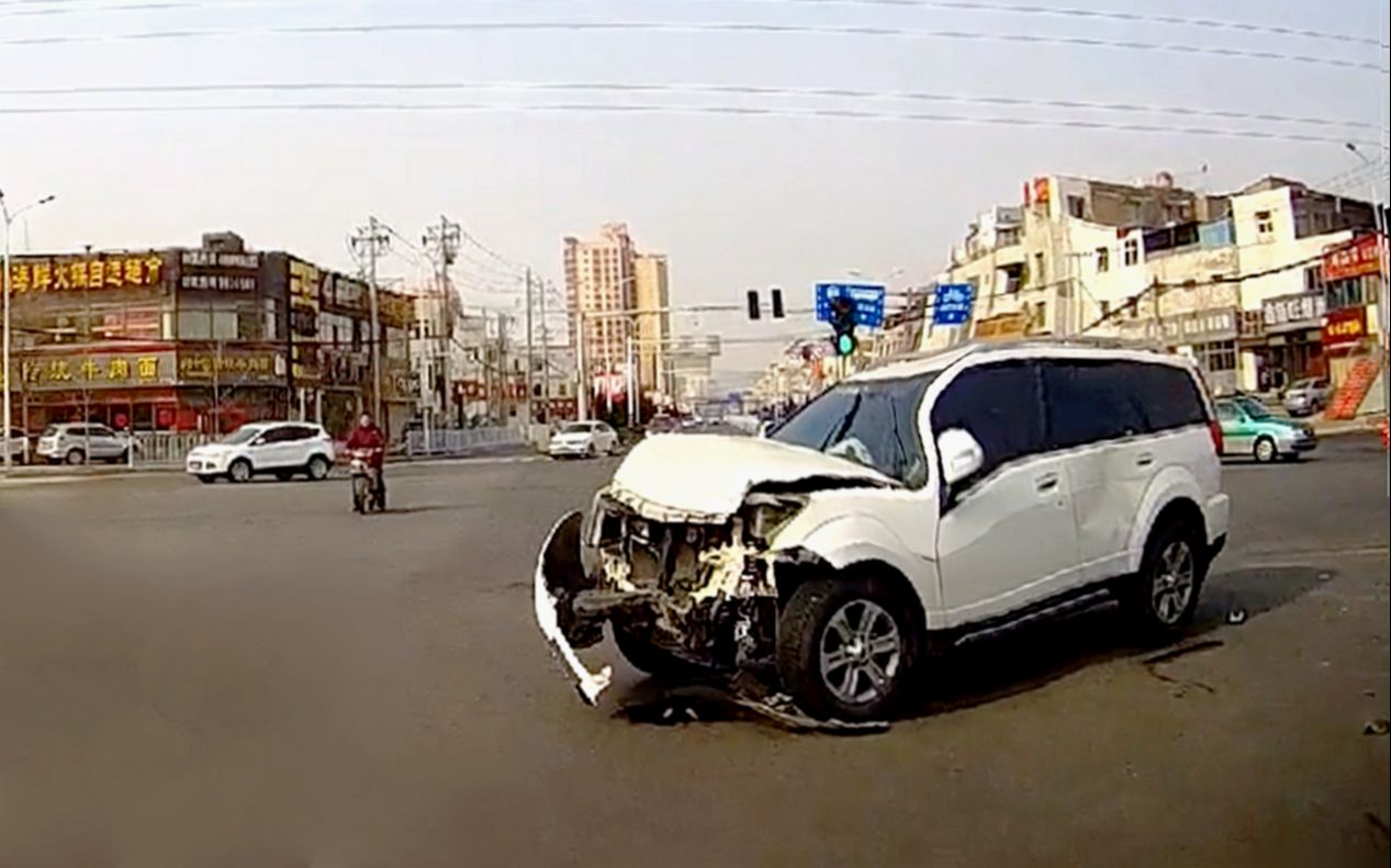 交通事故合集:路况不熟超速行驶,悲剧来得有点快