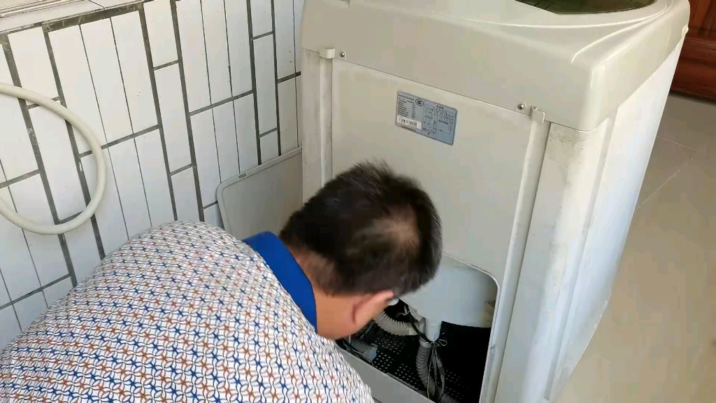 波轮洗衣机上面进水,下面就排水,解决的办法你一看就会