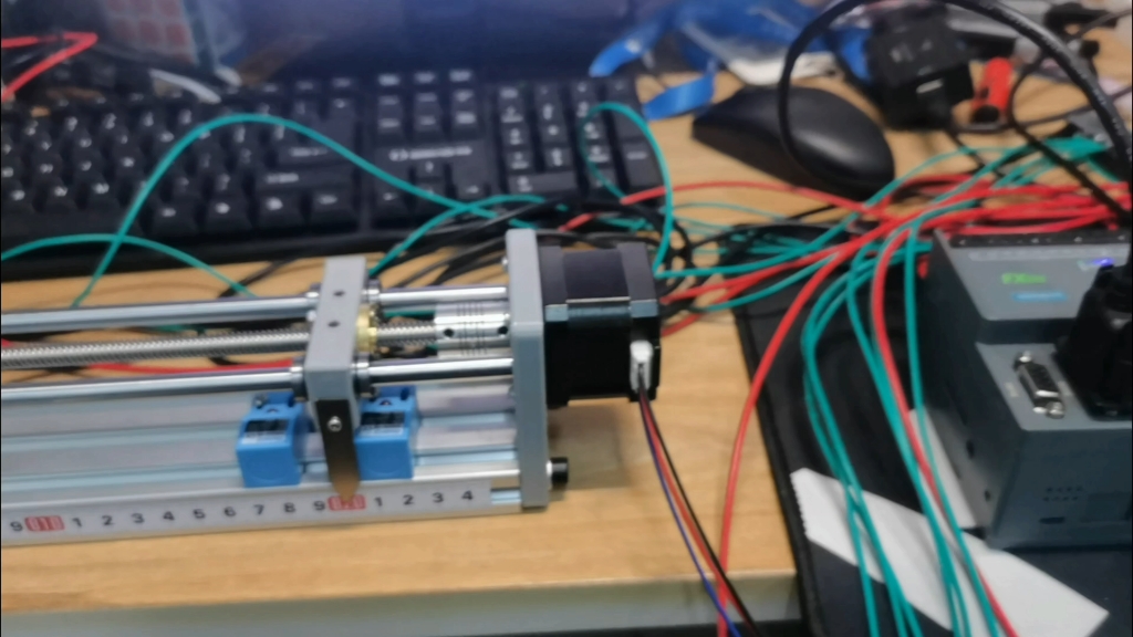 三菱FX3U简单定位控制,使用PLSR指令运行步进滑台。