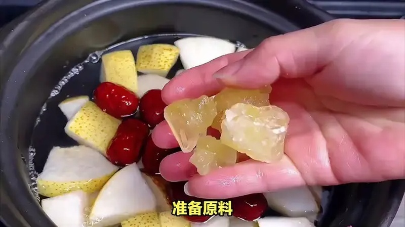 雪梨炖冰糖是一道养生佳品,可以有效地缓解咳嗽症状