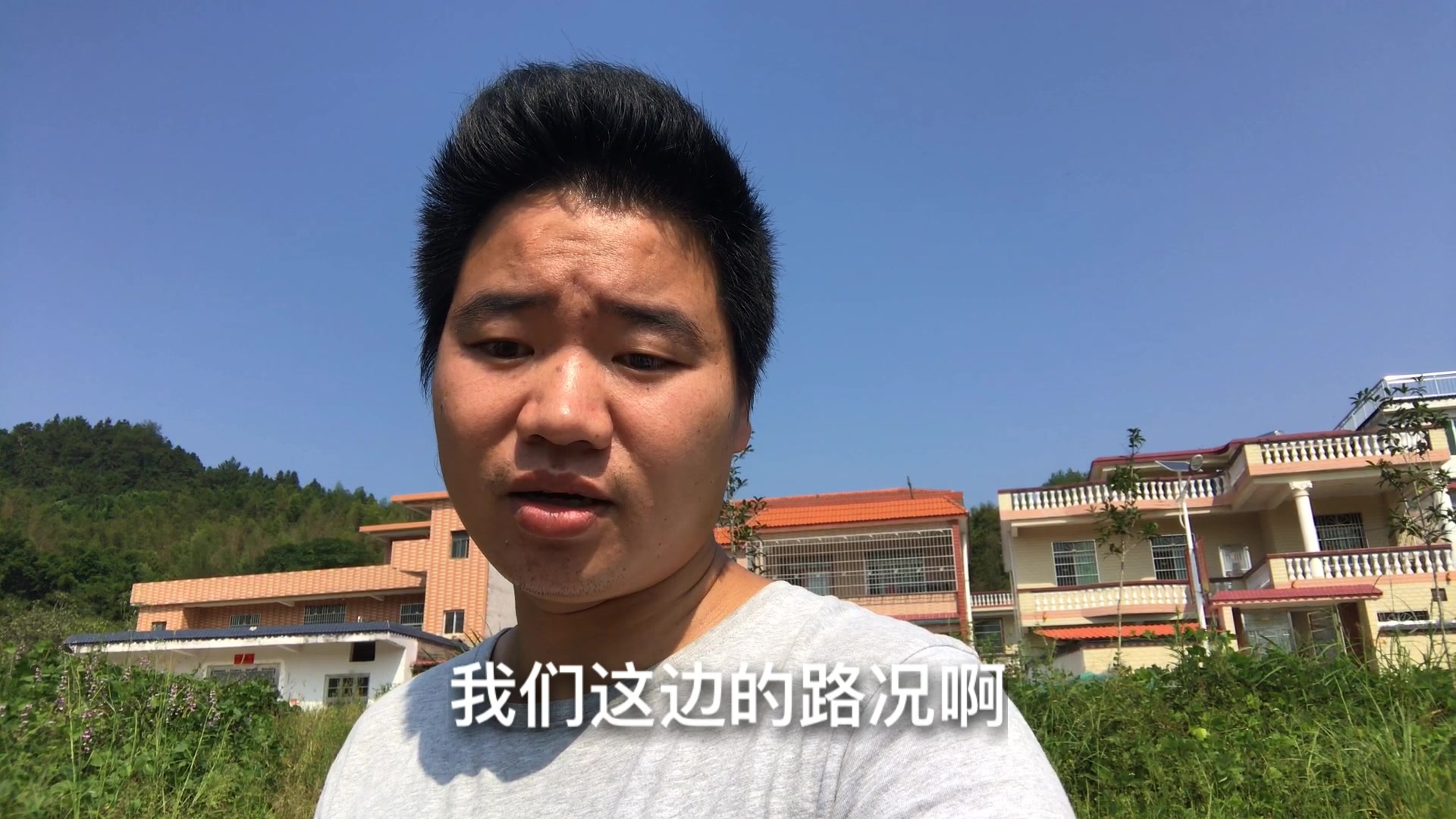 农村小伙家的一块稻田,去不了收割机,只好用最原始的方法来收了