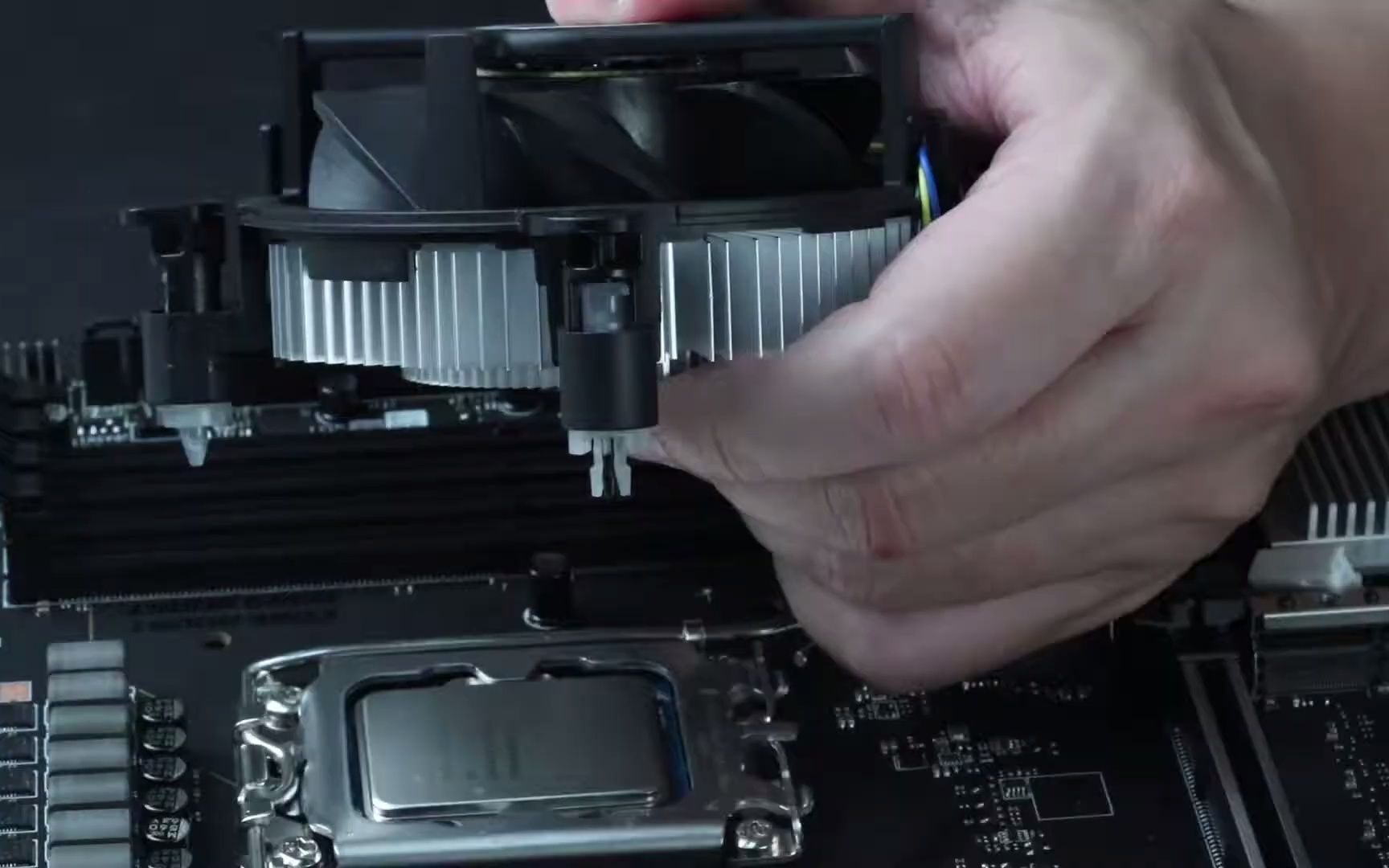 微星主板安装intel 12代cpu教程 以及安装cpu保护盖教程