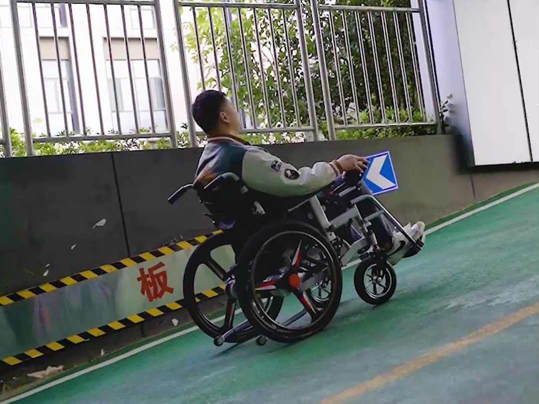 小飞哥手电动一体电动轮椅,采用智能控制器,轻松爬坡,松手刹车