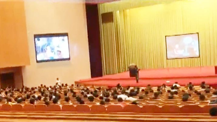 学校通知家长听讲座,现场却卖起了听读机!记者调查发现事情不简单