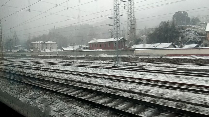 K22次列车信阳段实拍,1月16日上午11点大雾冰雪,注意安全哦。