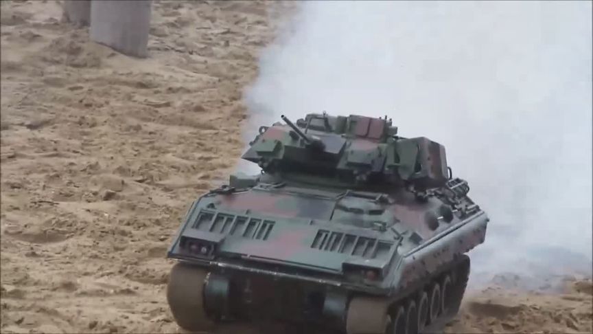 仿真坦克模型,沙地上跑动起来,虎虎生威!