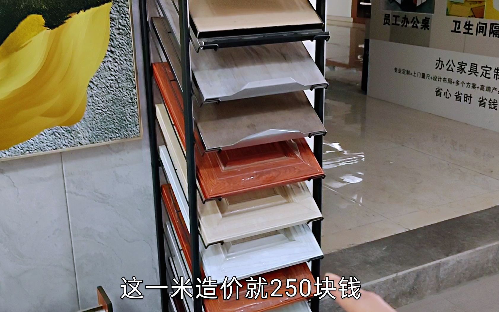 小伙去买橱柜的晶钢门,250块一米包工,衣柜门太贵有点纠结