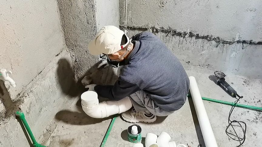 帮忙看看,500一天的电工,这样安装卫生间排水管可以吗?