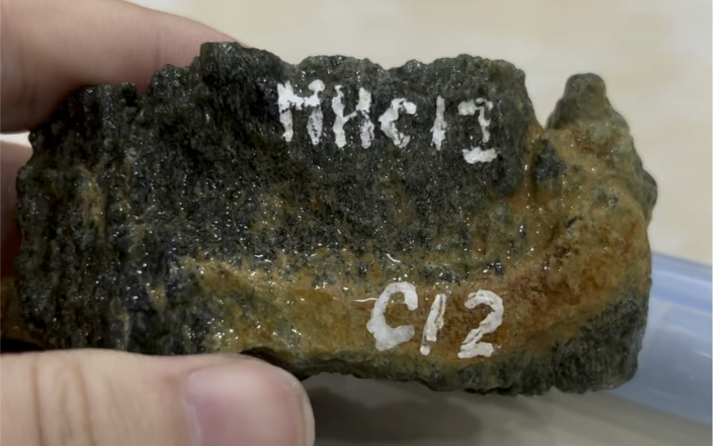 C12天然缅甸翡翠原石毛料 全脱沙莫西沙敞口墨翠/老蓝水约191克,...