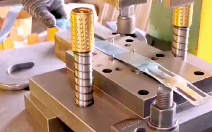 冲压模具加工现场